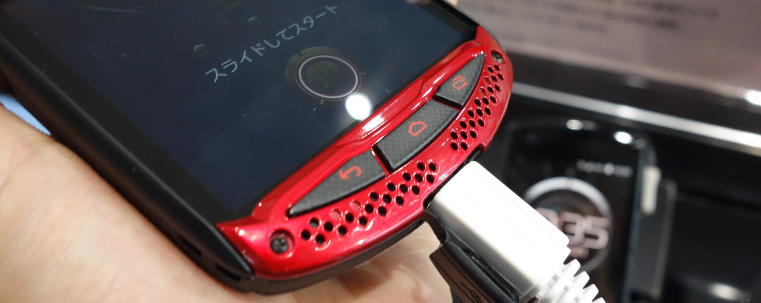 au 2014年夏モデル「TORQUE G01」展示機フォトレビュー | ガジェットショット