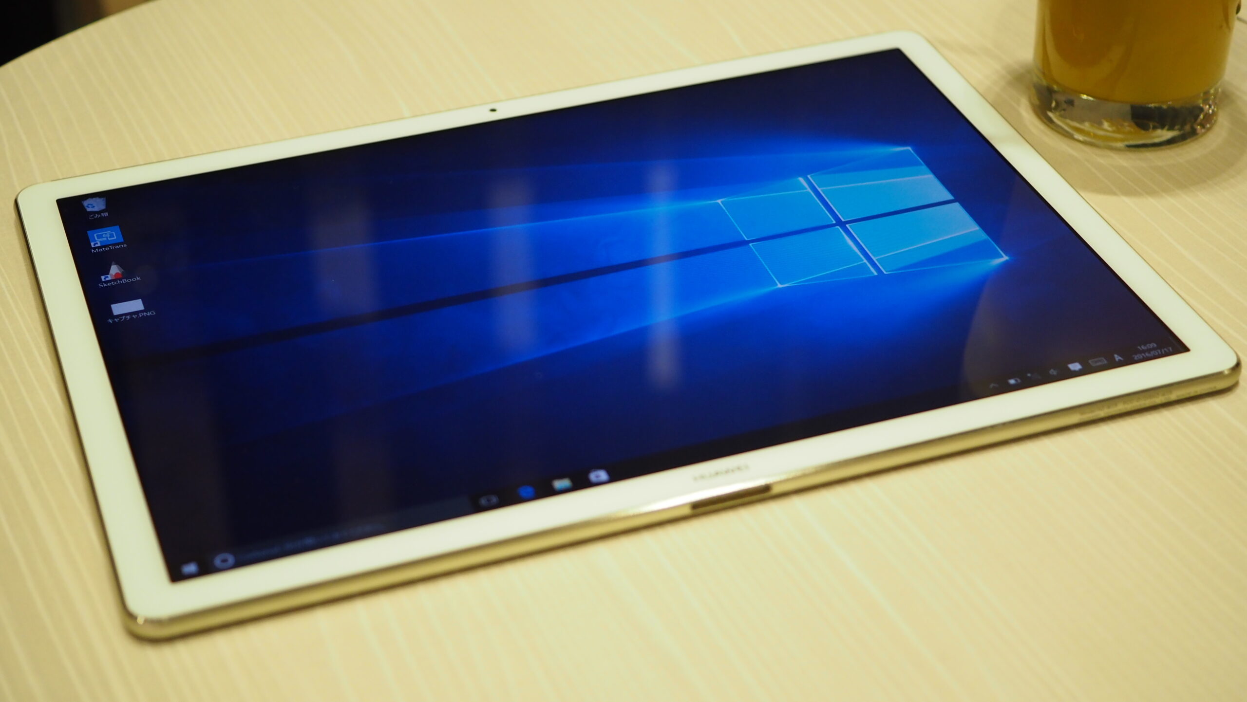 ファーウェイ初の2in1 Windows PC「MateBook」外観レビュー | ガジェットショット