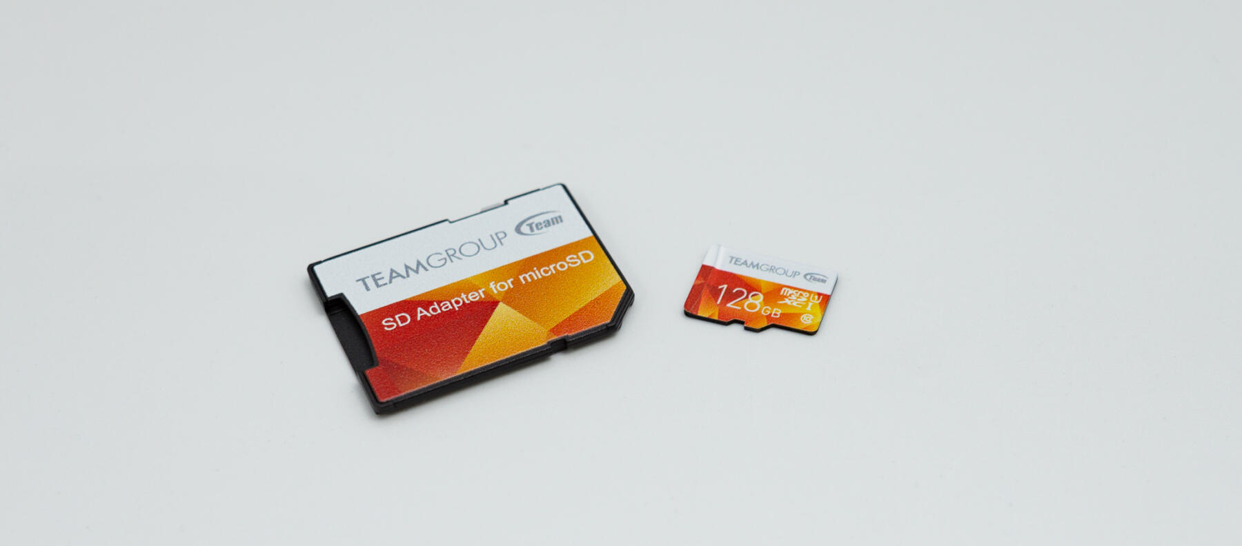デザインで選ぶ色付きmicroSD「Team COLOR CARDシリーズ」の128GB(オレンジ)の外観・ベンチマークを紹介 | ガジェットショット