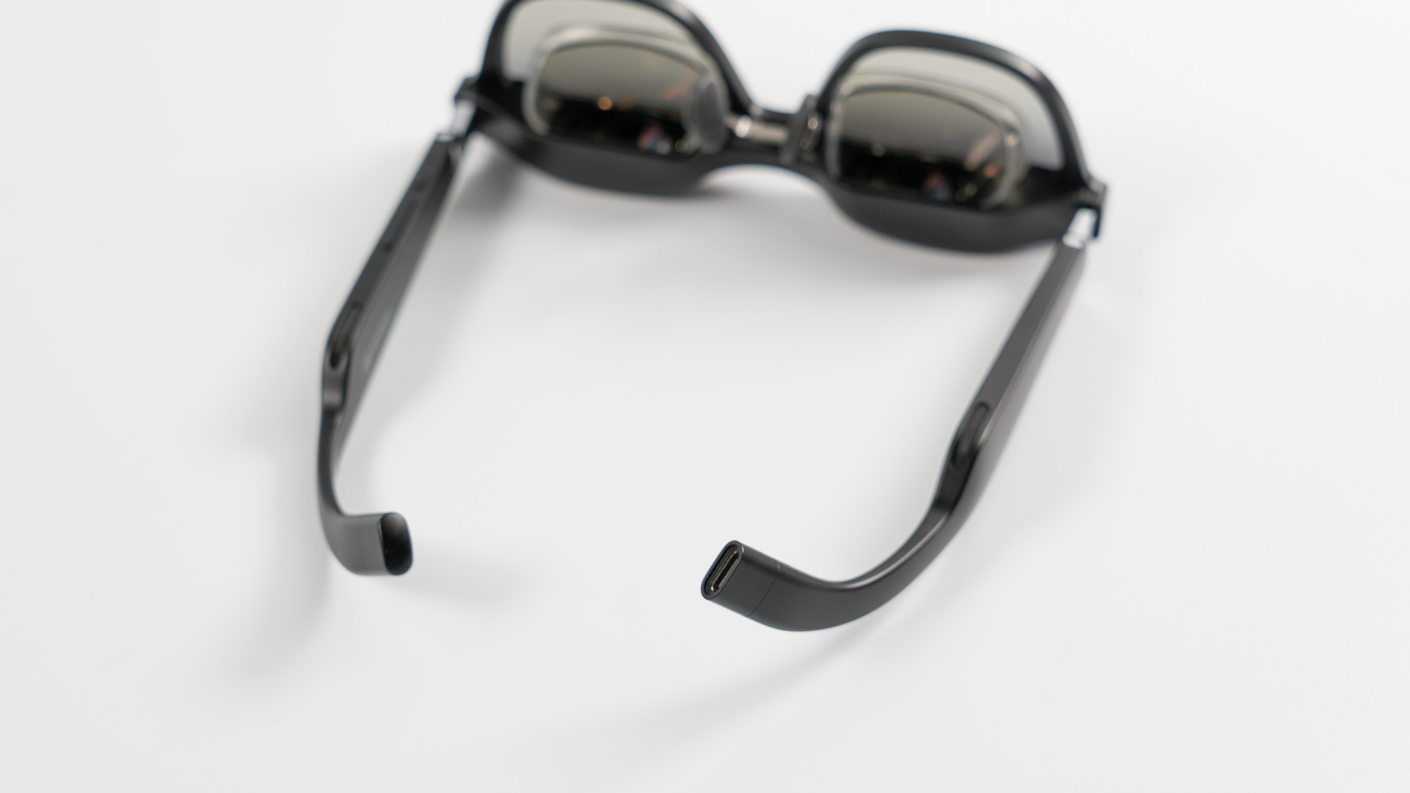 Nreal Air (XREAL Air)レビュー。旅に嬉しい、たった79gのポケットに入る映画館 | ガジェットショット