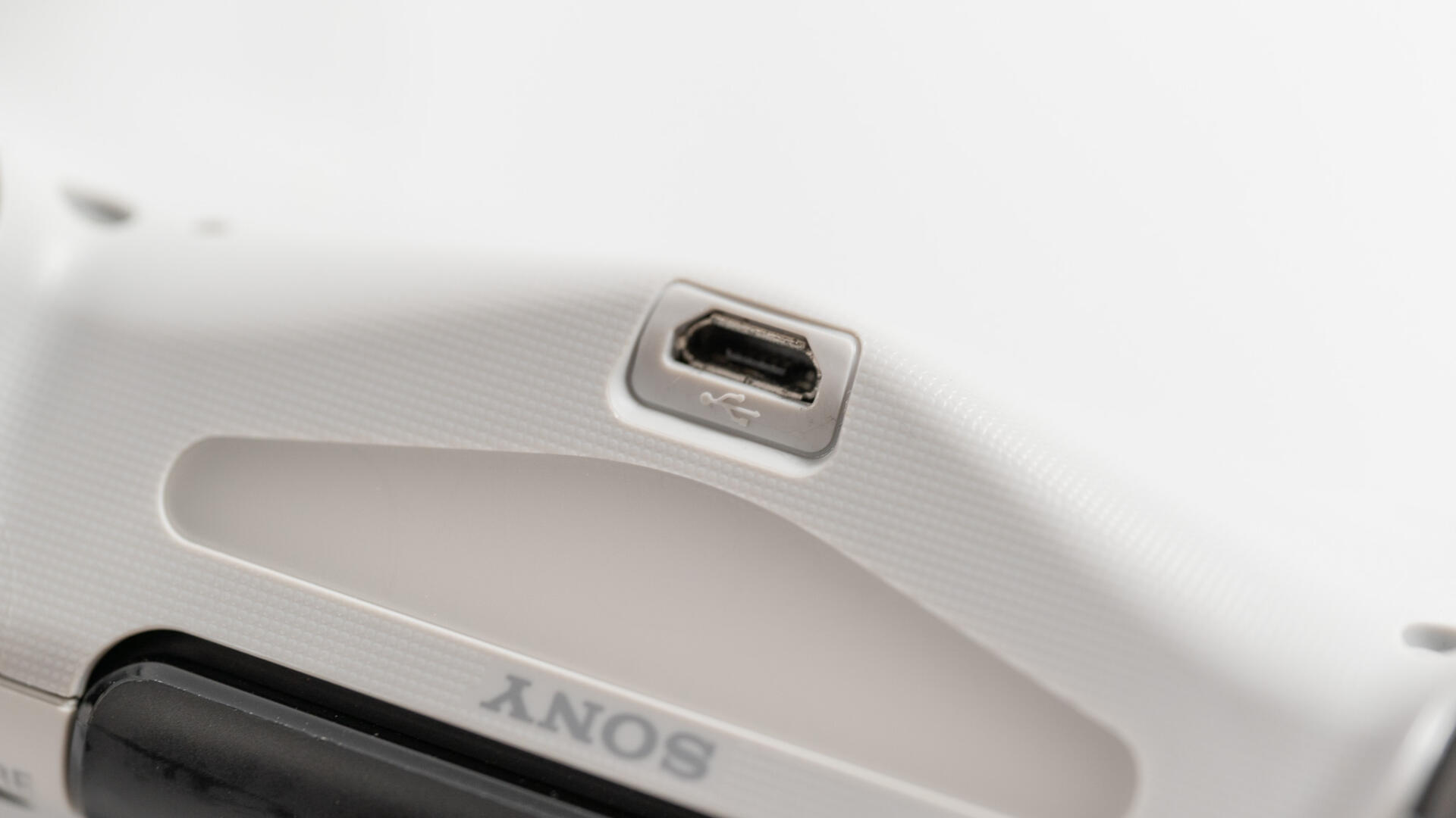 PS4用DUALSHOCK 4のパーツを交換しmicroUSB→USB-C化する方法