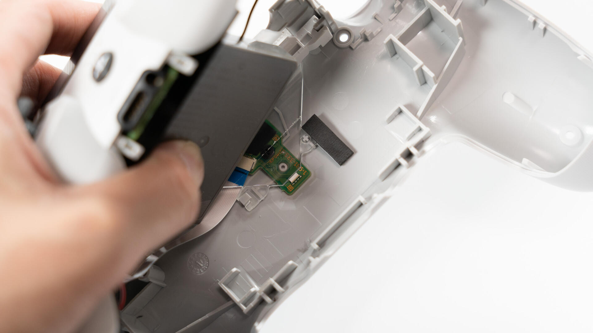 PS4用DUALSHOCK 4のパーツを交換しmicroUSB→USB-C化する方法 | ガジェットショット